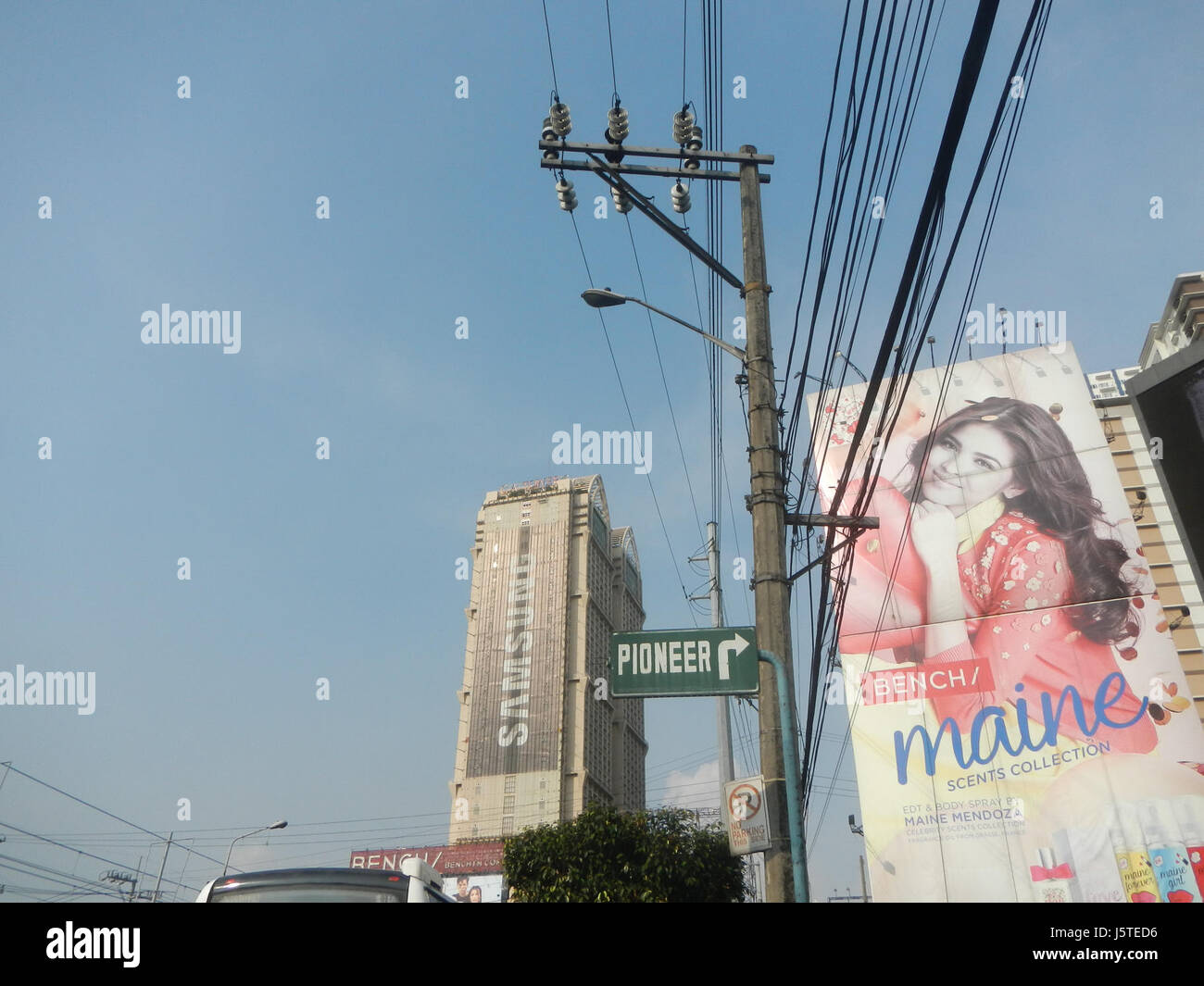 Forum Robinsons Cybergate Malls is a commercial complex located on EDSA ...