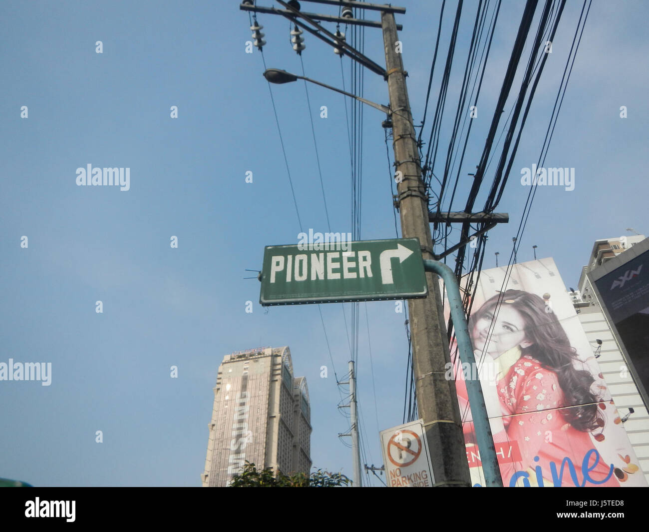 02828 Forum Robinsons Cybergate Malls EDSA Boni Pioneer Street ...