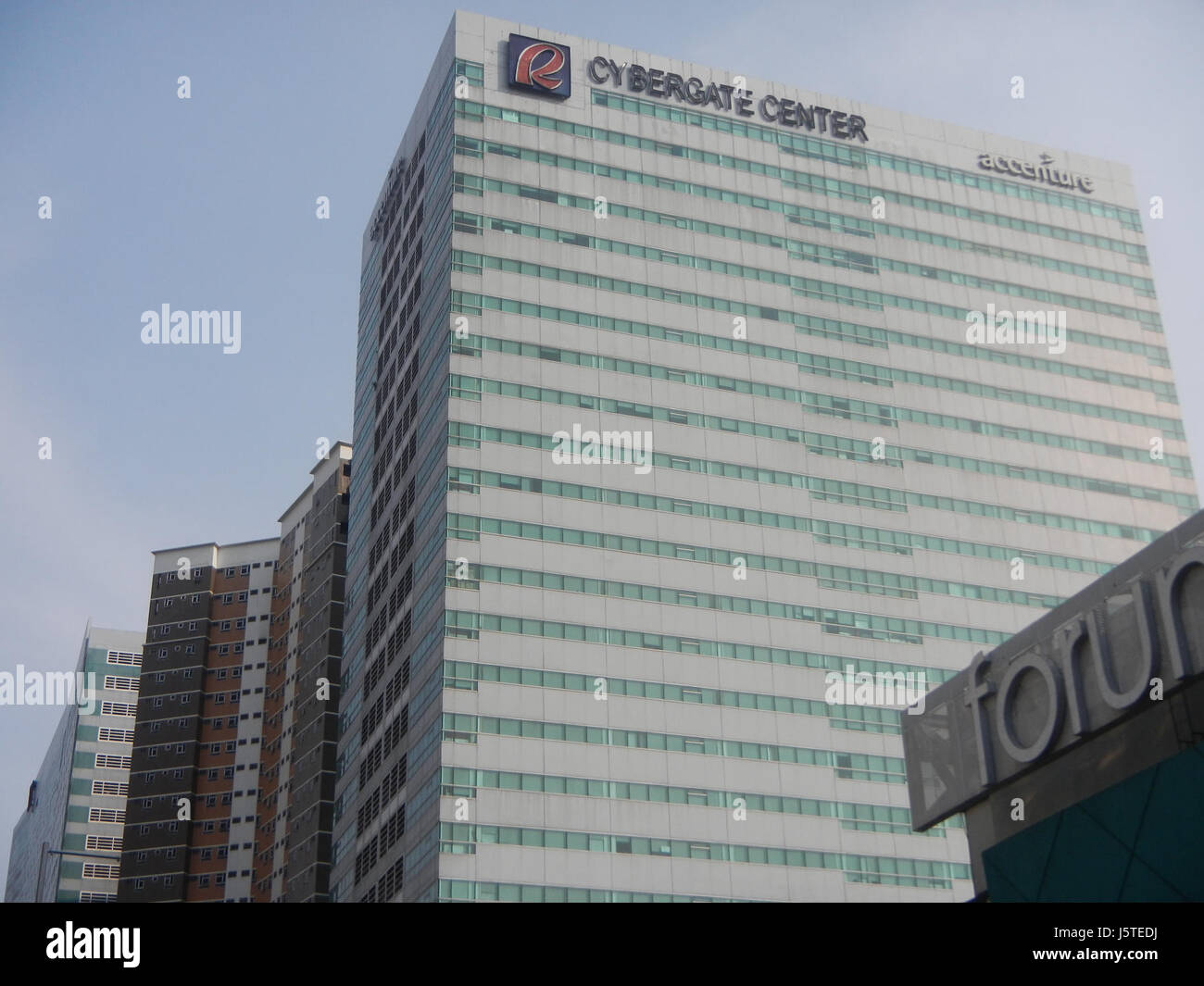 02853 Forum Robinsons Cybergate Malls EDSA Boni Pioneer Street ...