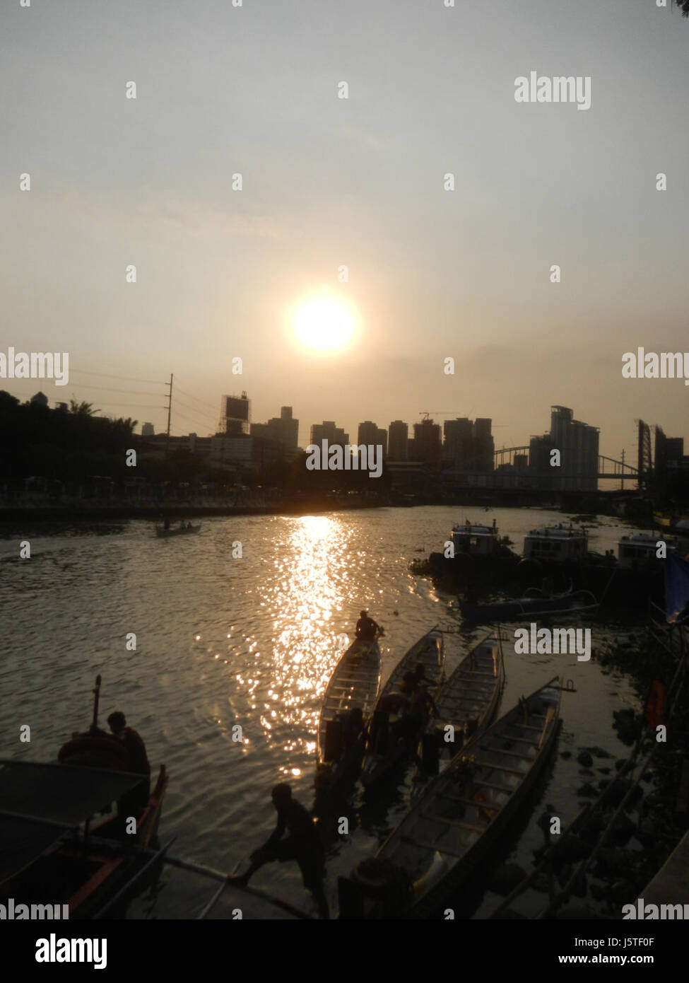 This image features the Barangays Pistang Daluyong area along the Pasig ...