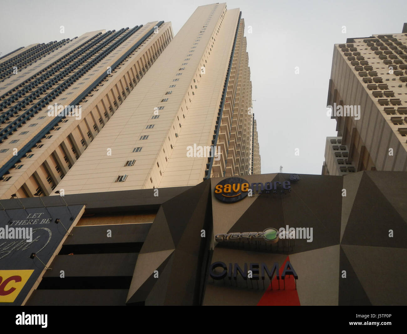 03536 Light Mall Light Residences SMDC EDSA Boni Pioneer Mandaluyong ...