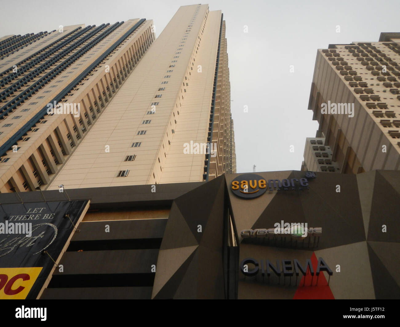 03536 Light Mall Light Residences SMDC EDSA Boni Pioneer Mandaluyong ...