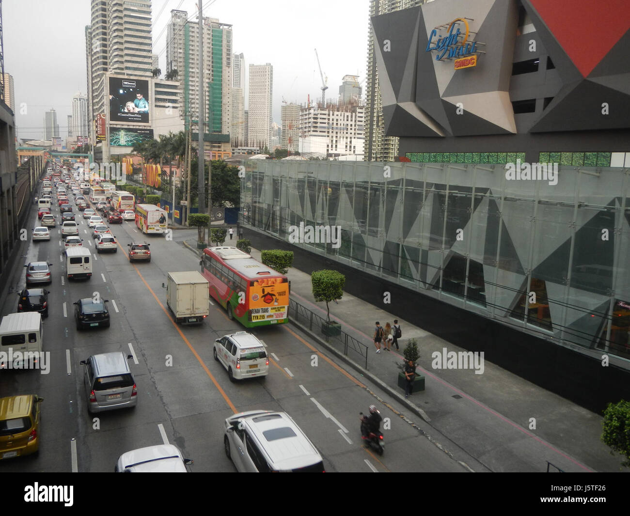 03566 Light Mall Light Residences SMDC EDSA Boni Pioneer Mandaluyong ...