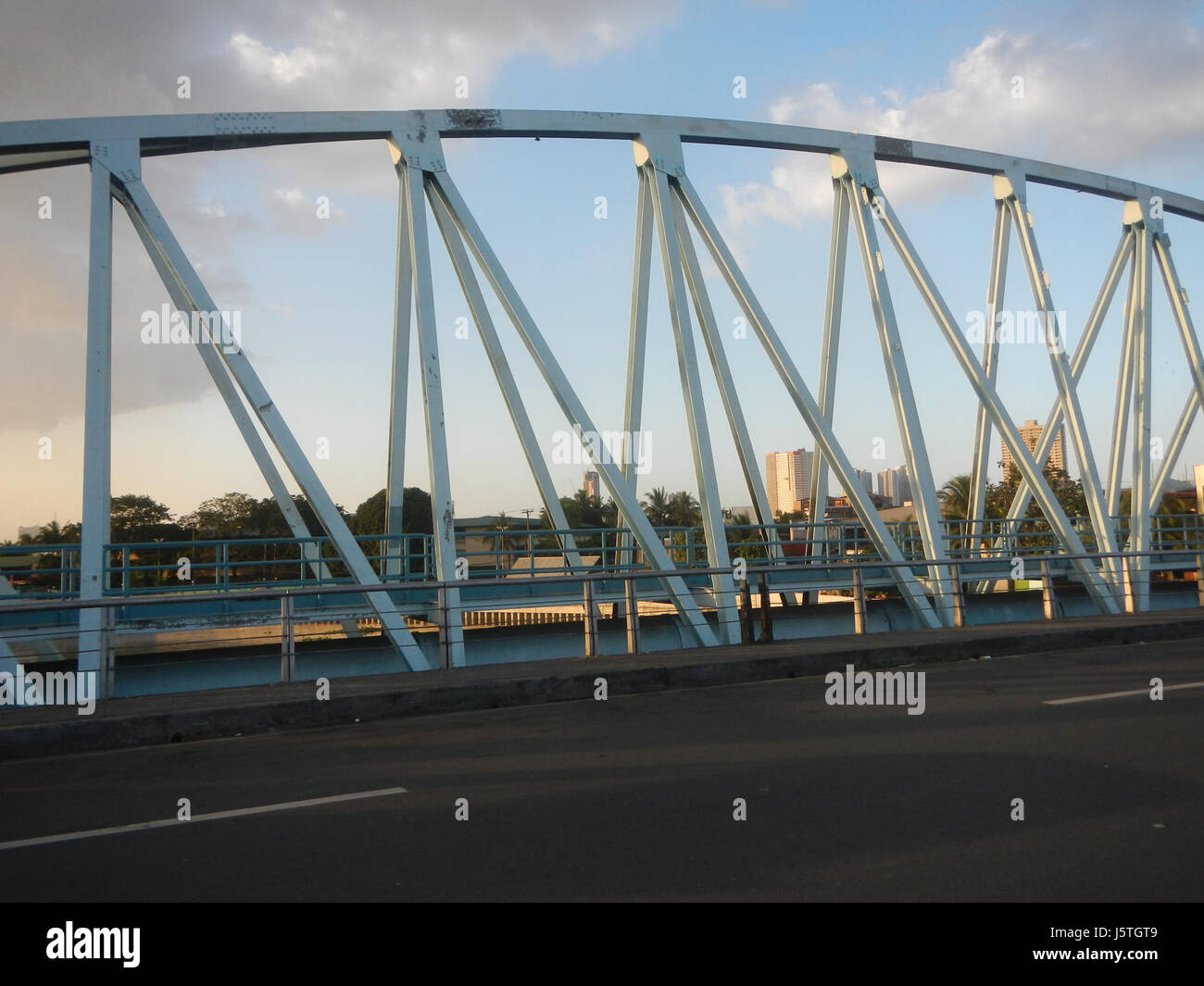 This image shows the Lambingan Bridge, a significant structure located ...