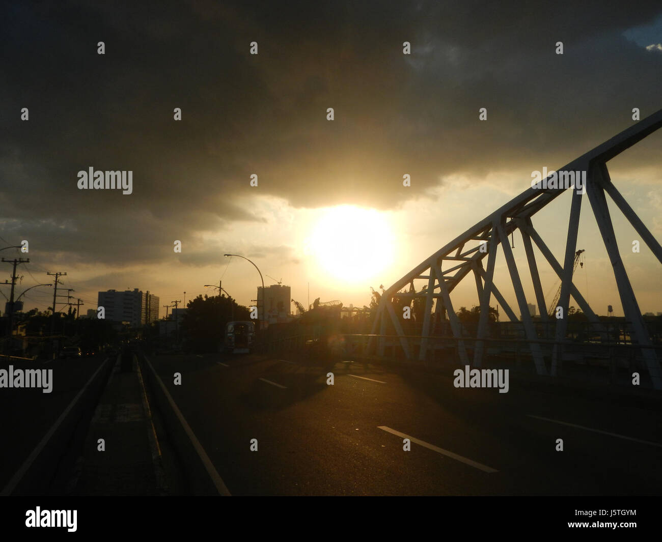 The Lambingan Bridge is a key structure crossing the Pasig River in ...