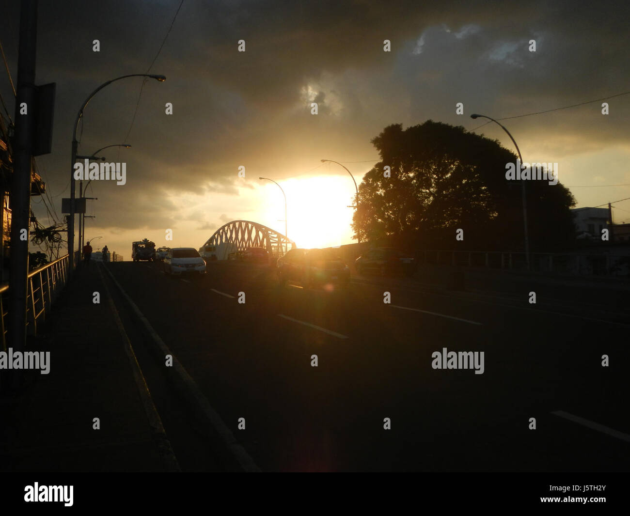 The sunsets over Kalentong in Santa Ana, Mandaluyong, provide a ...