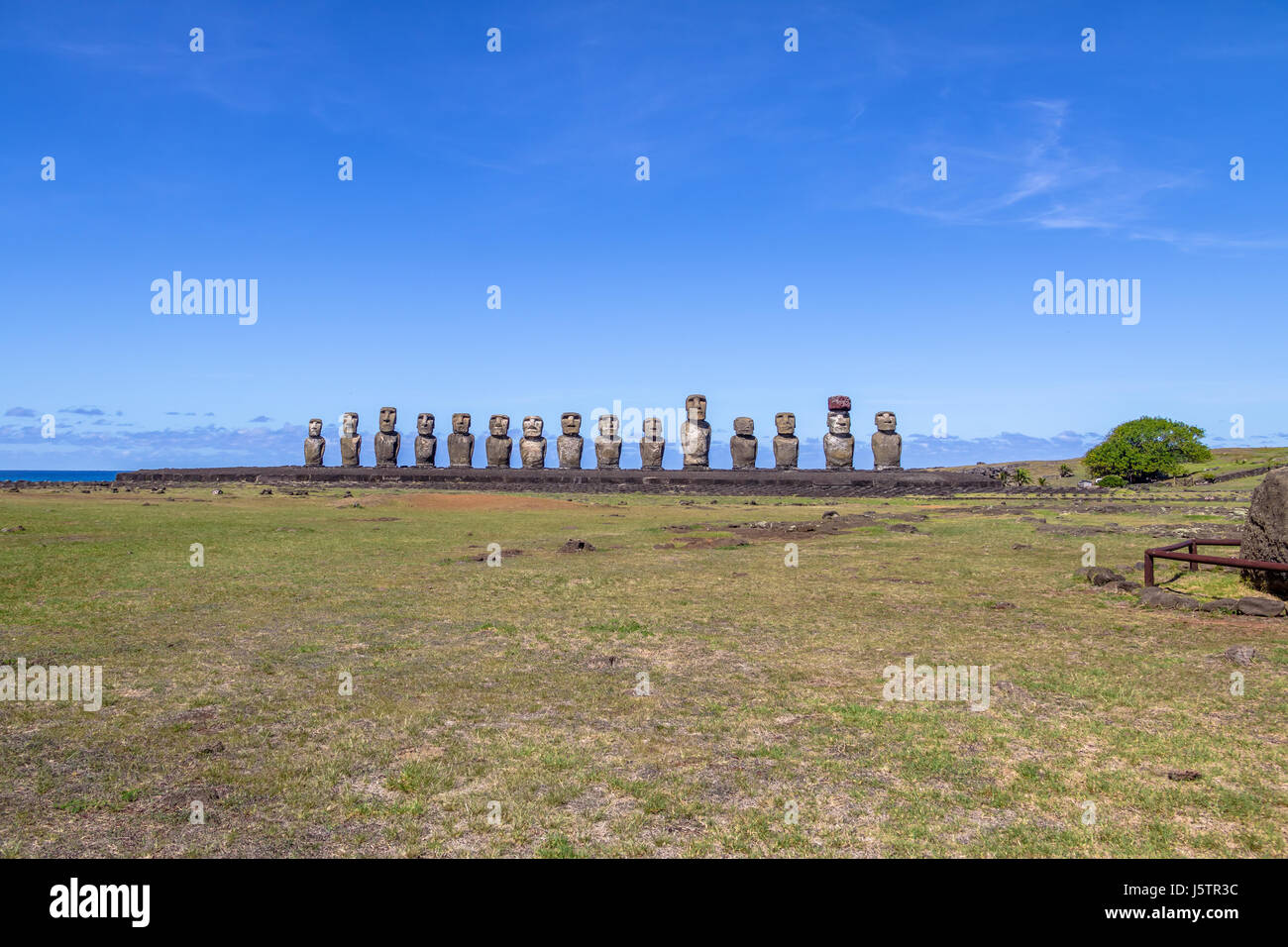 Platform statues on easter hi-res stock photography and images - Alamy