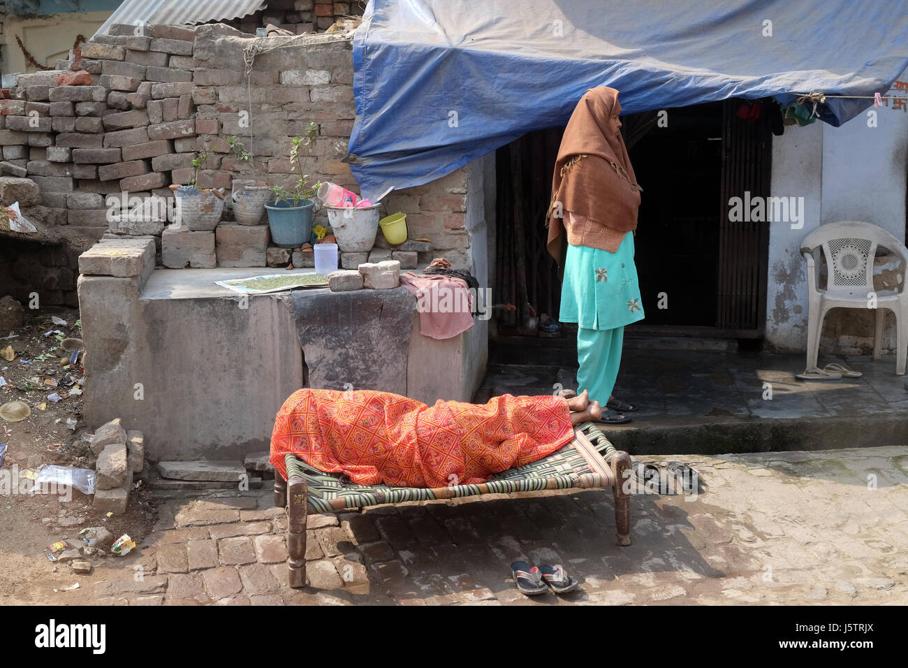 Old woman in slum india hi-res stock photography and images - Alamy
