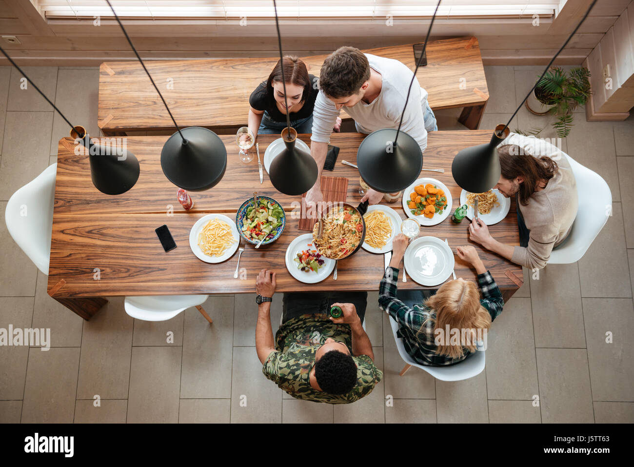 People having dinner together hi-res stock photography and images - Alamy