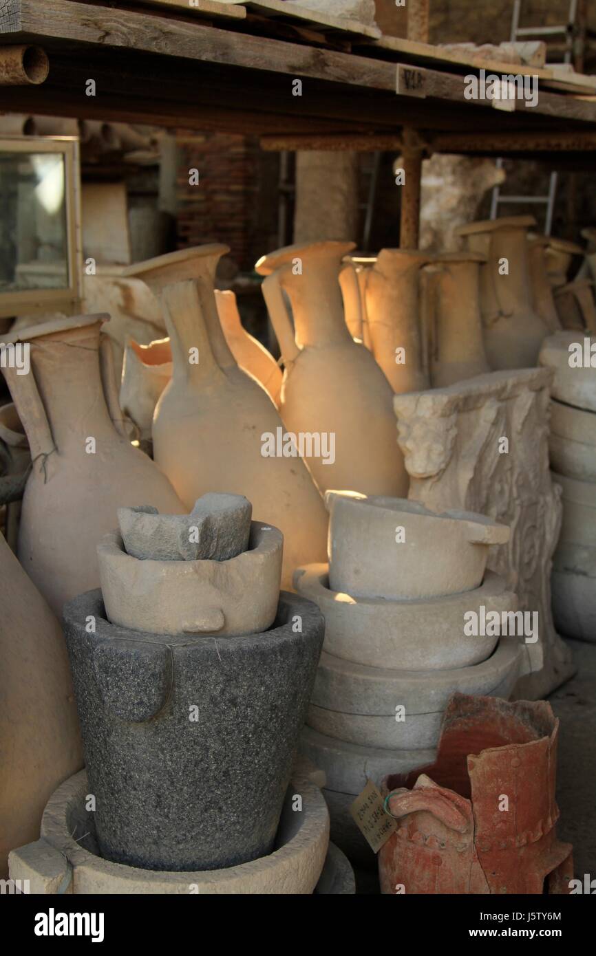Roman pottery hi-res stock photography and images - Alamy