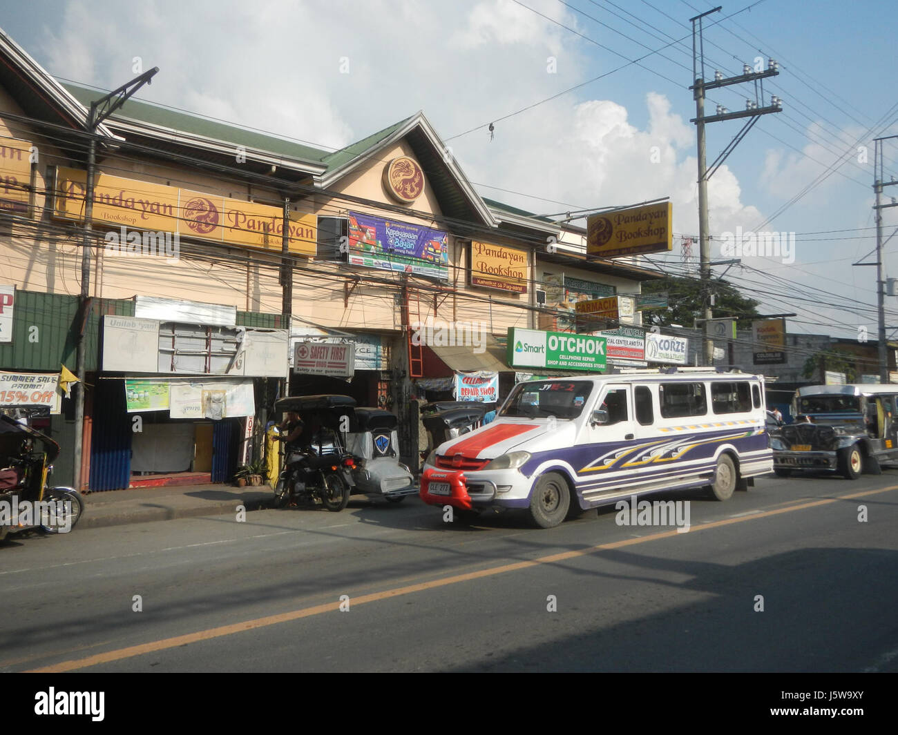 The Maharlika Highway is a major road in the Philippines, passing ...