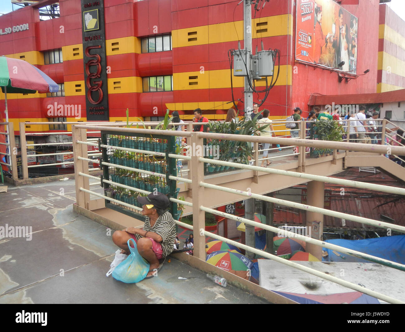 The EDSA Taft Avenue MRT Station and LRT footbridge in Pasay City serve ...