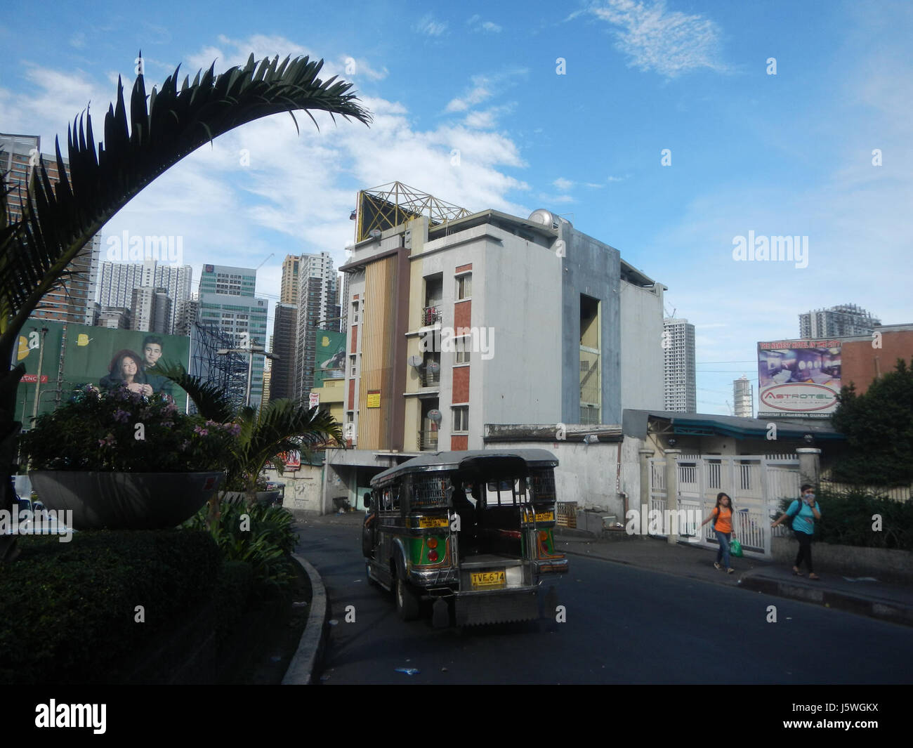 The Guadalupe Cloverleaf Interchange in Mandaluyong-Makati City is a ...