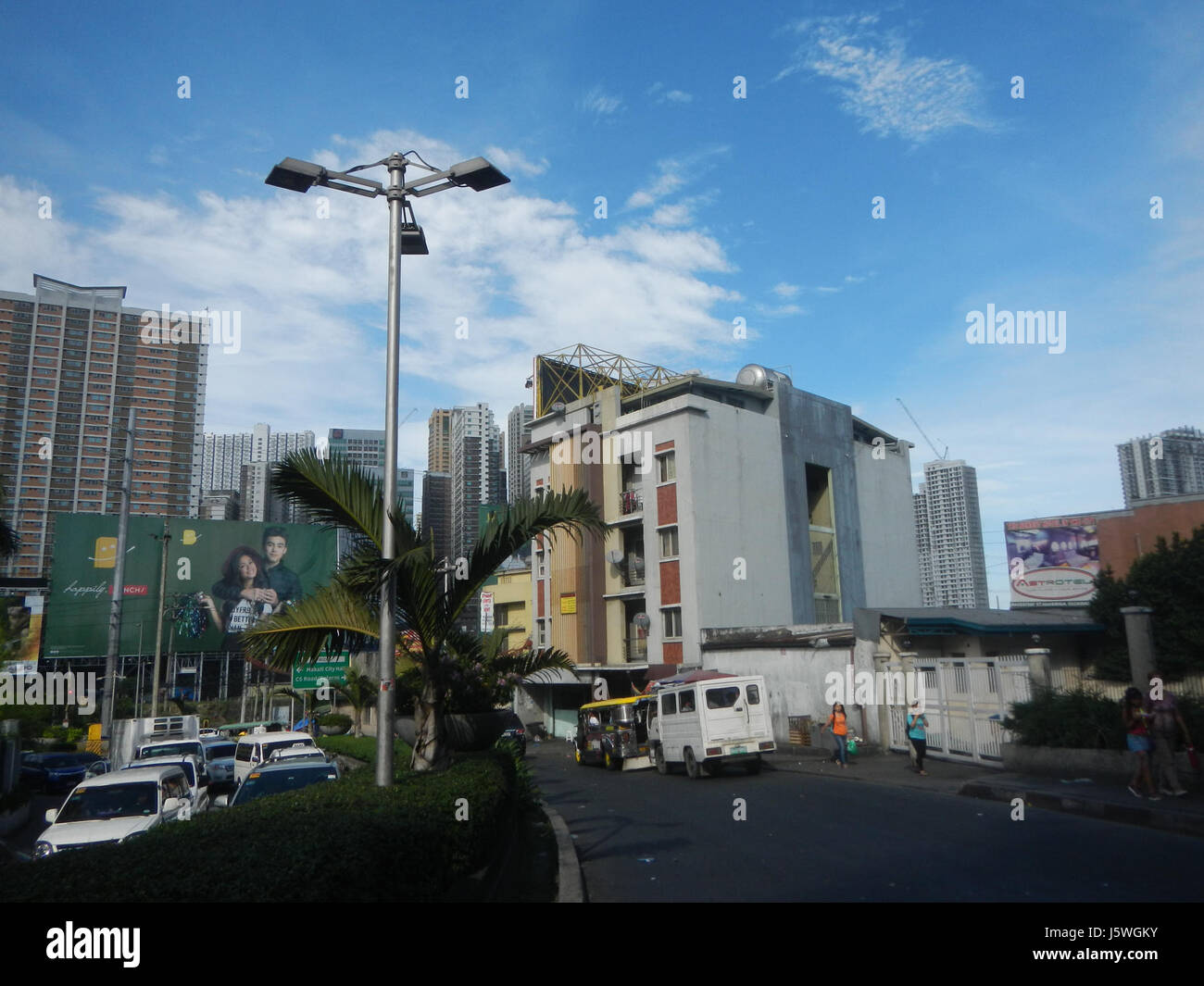 The Guadalupe Cloverleaf Interchange in Mandaluyong, Makati City, is a ...