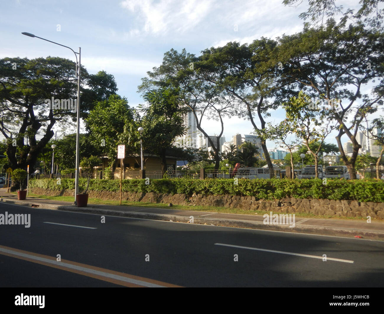 03558 Old trees footbridges Makati Park Garden West Rembo, Makati City ...