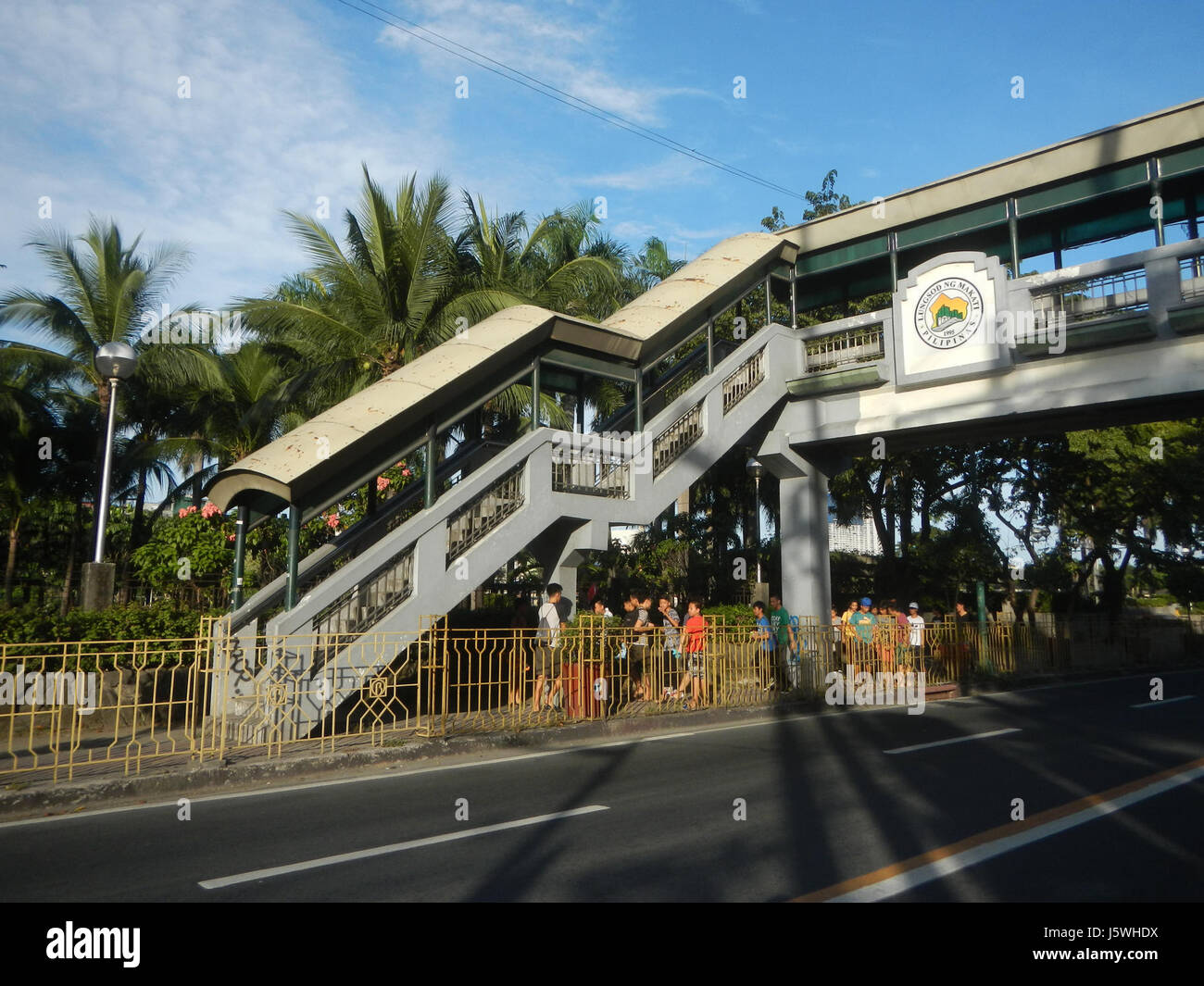 03608 Old trees footbridges Makati Park Garden West Rembo, Makati City ...
