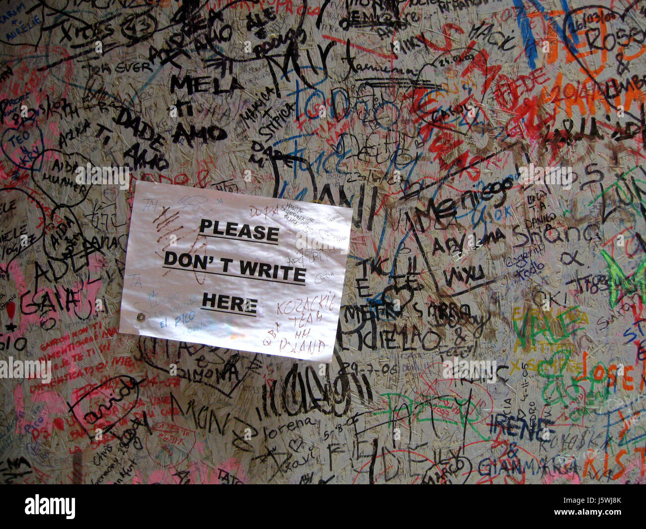 please dont write graffiti Stock Photo - Alamy