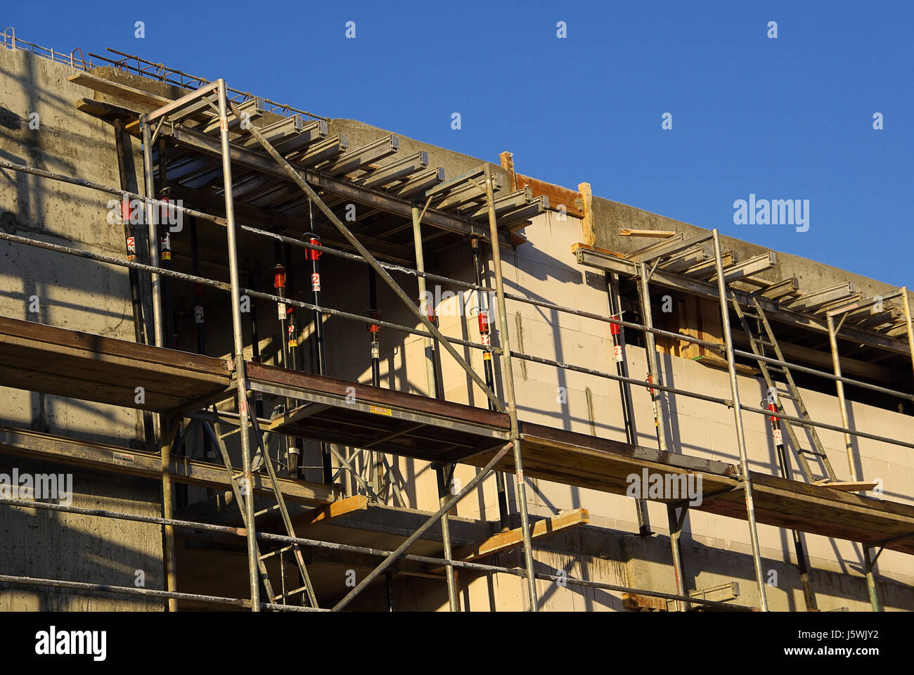 Building construction work scaffold hi-res stock photography and images ...