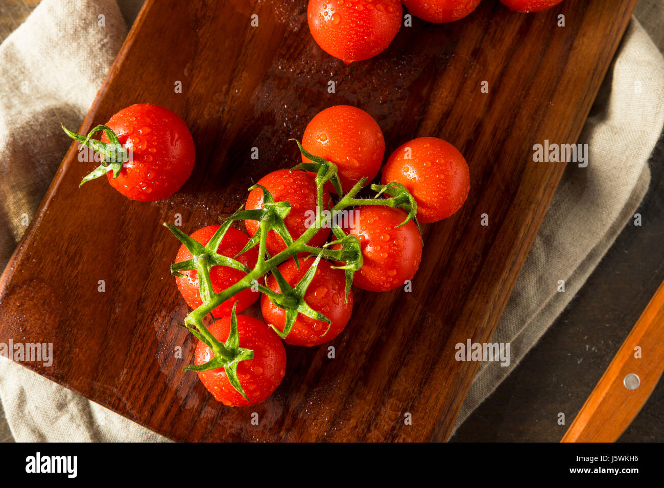 Wet small red tomatoes hi-res stock photography and images - Alamy