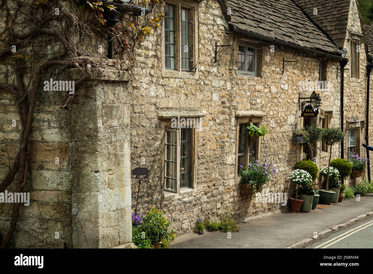 Castle combe wiltshire england hi-res stock photography and images - Alamy