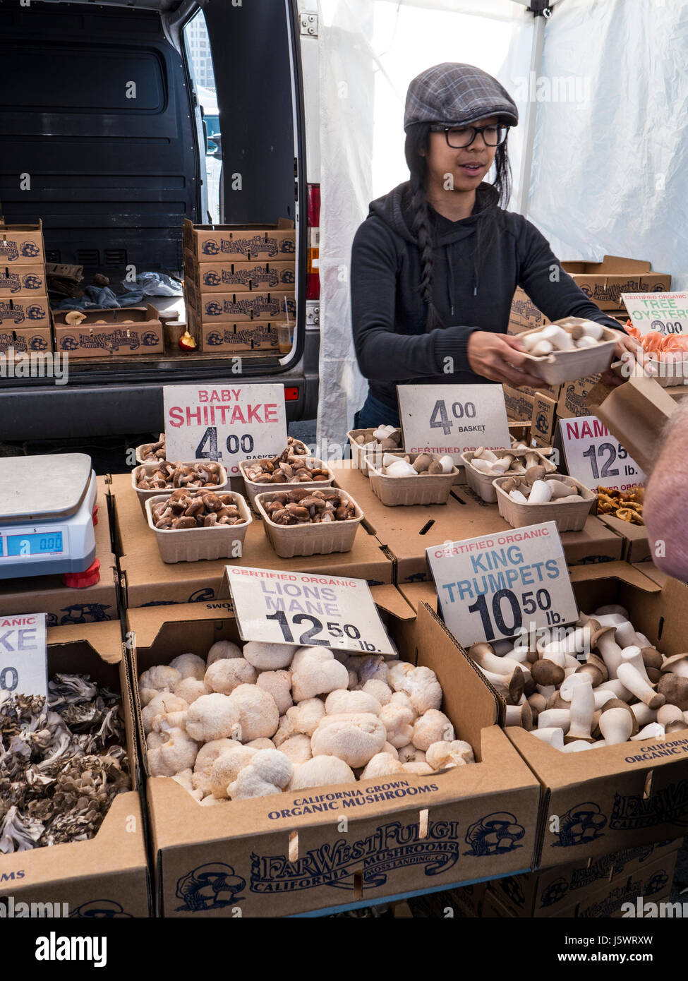 THE FERRY BUILDING PLAZA FARMERS MARKET Organic Mushroom stall and ...