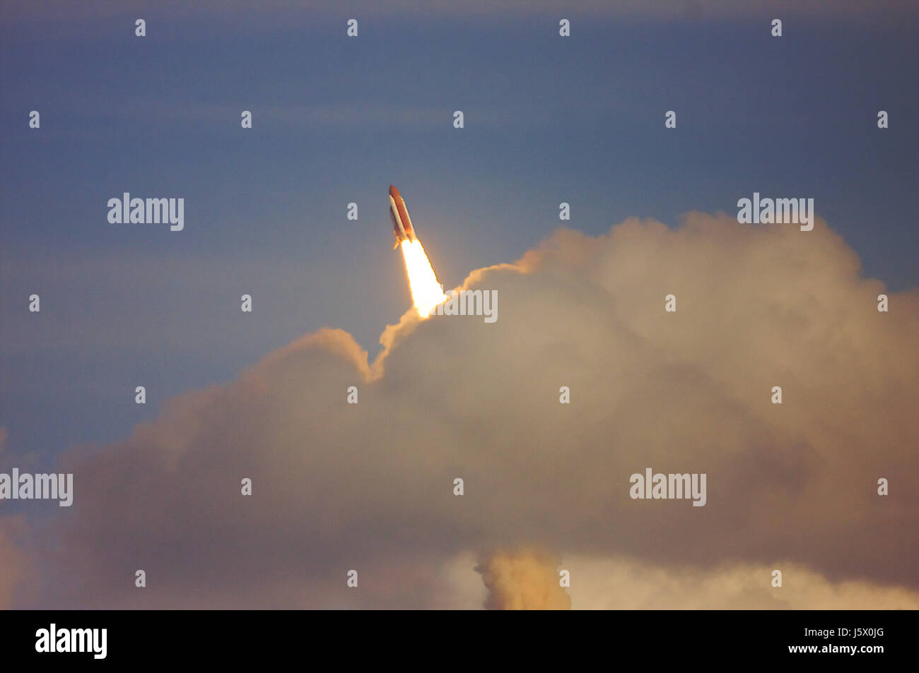 launch of atlantis (sts-122 Stock Photo - Alamy