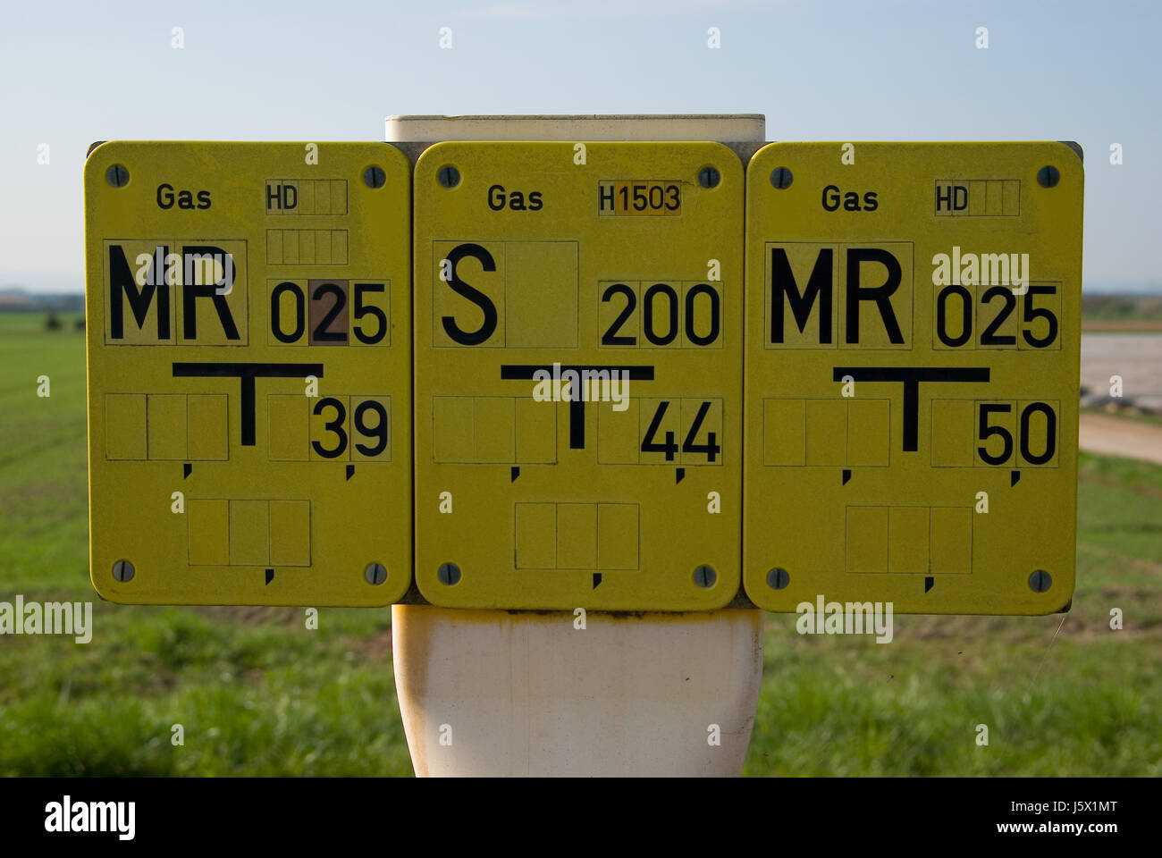 signposts gas natural gas gas maink gas supply shield yellow signposts ...