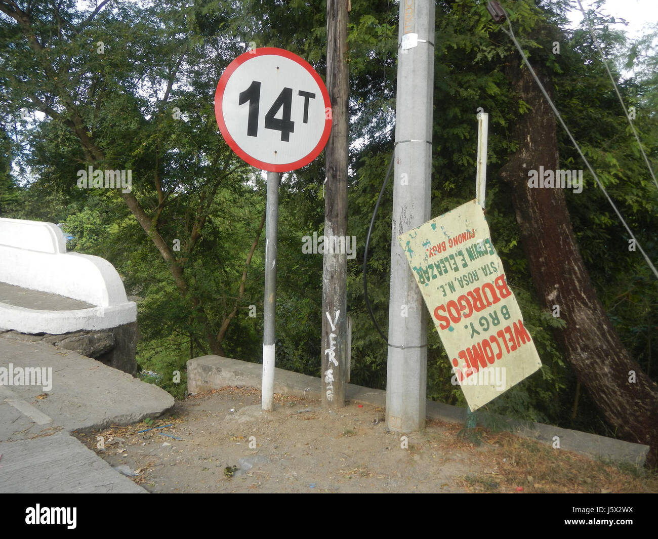 The Sumacab Bridge Road in Santa Rosa, Nueva Ecija, connects the ...