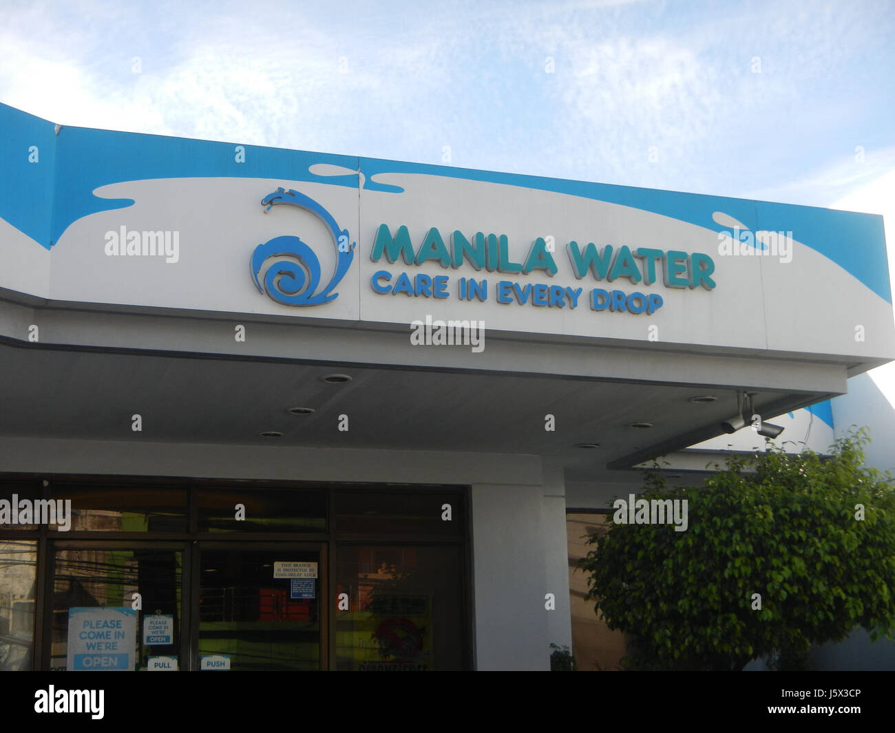 A detailed view of the intersection at Amang Rodriguez Avenue, Manila ...