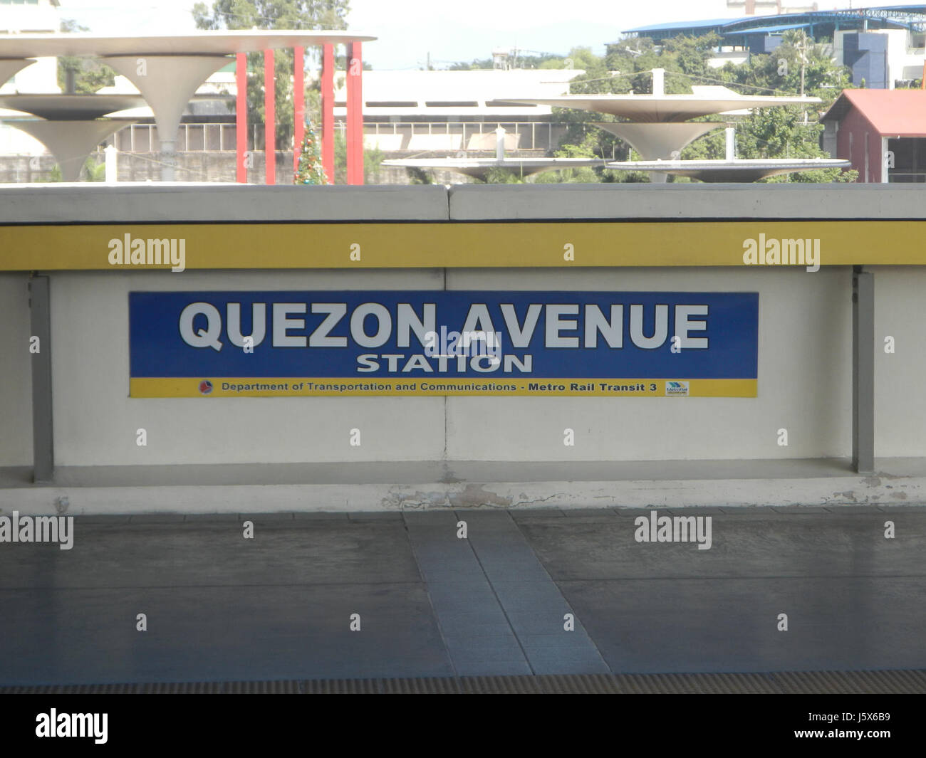 The Guadalupe Makati Mandaluyong Bridge connects the cities of Makati ...
