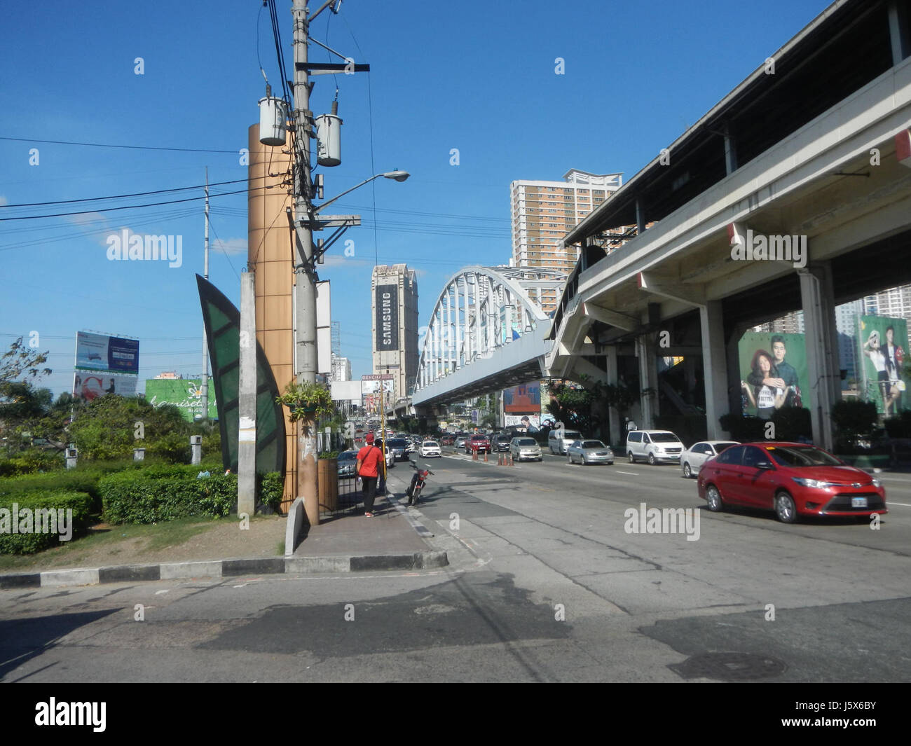 The Guadalupe-Makati-Mandaluyong Bridge, connected by the MRT-35 ...