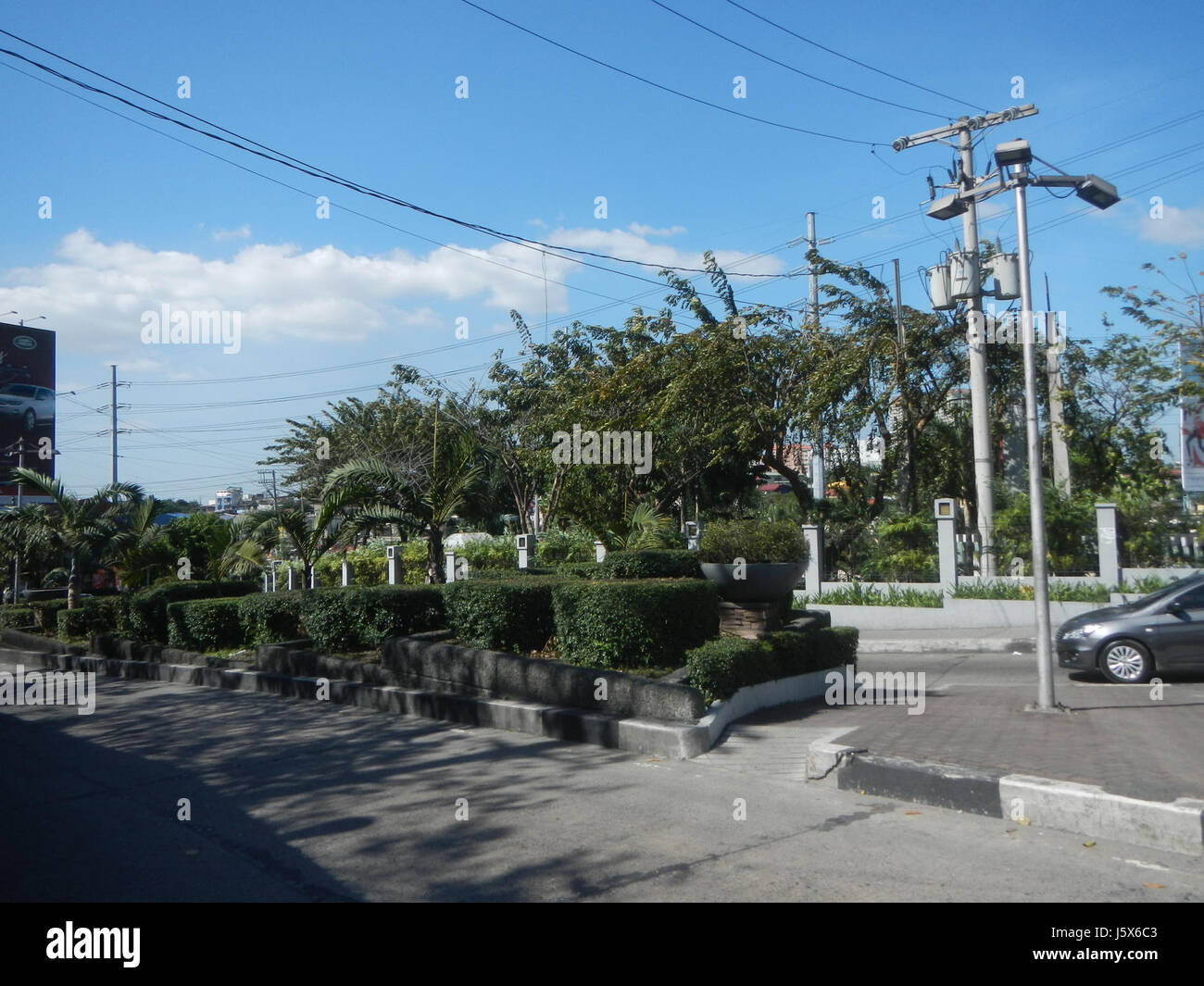 The Guadalupe Makati-Mandaluyong Bridge, located near the MRT-39 ...