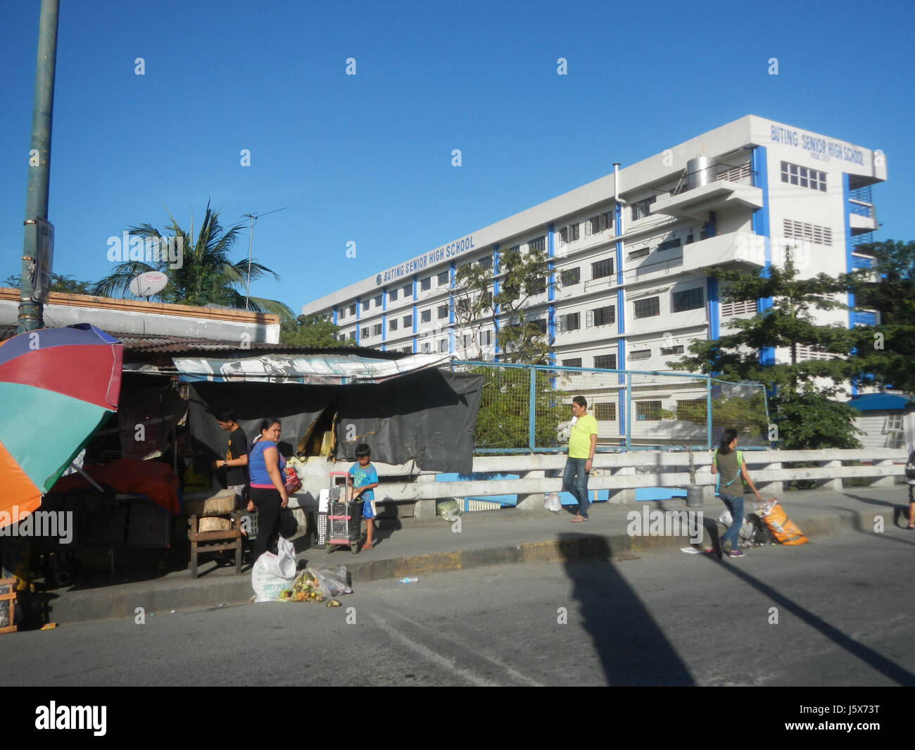 A map highlighting the boundary between Pasig City and Makati City ...