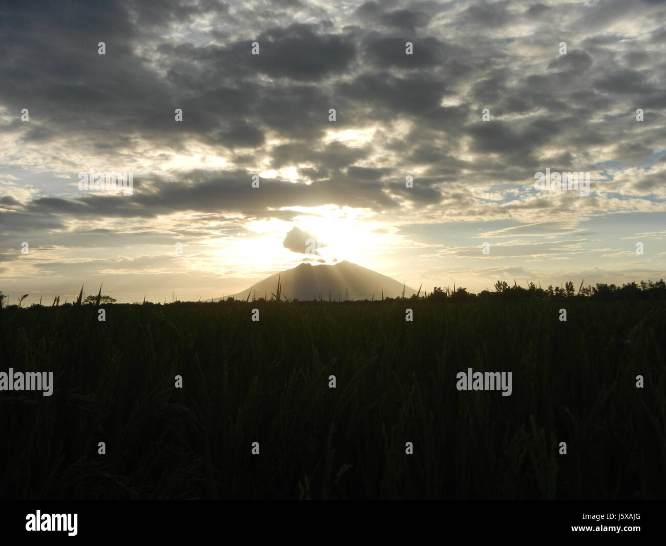 04038 Mystic clouds glorious rays sunset Majestic Mount Arayat Pulo ...