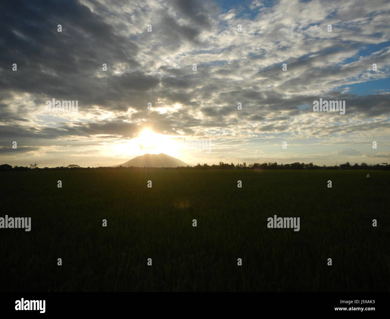 04038 Mystic clouds glorious rays sunset Majestic Mount Arayat Pulo ...