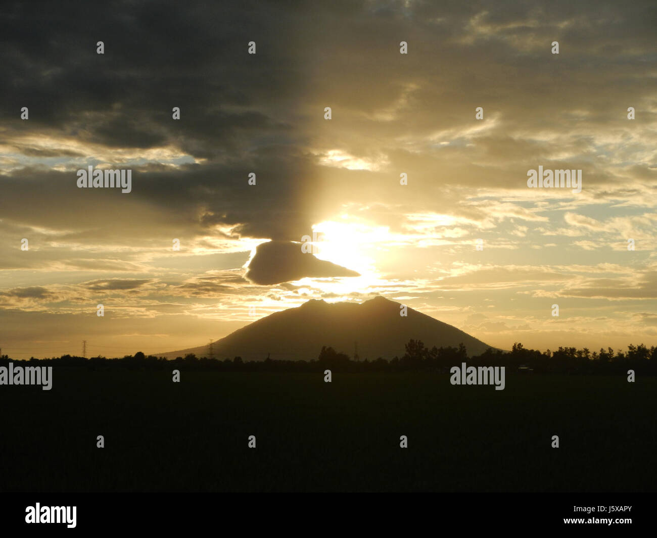 This image captures the breathtaking view of Mount Arayat in San Isidro ...