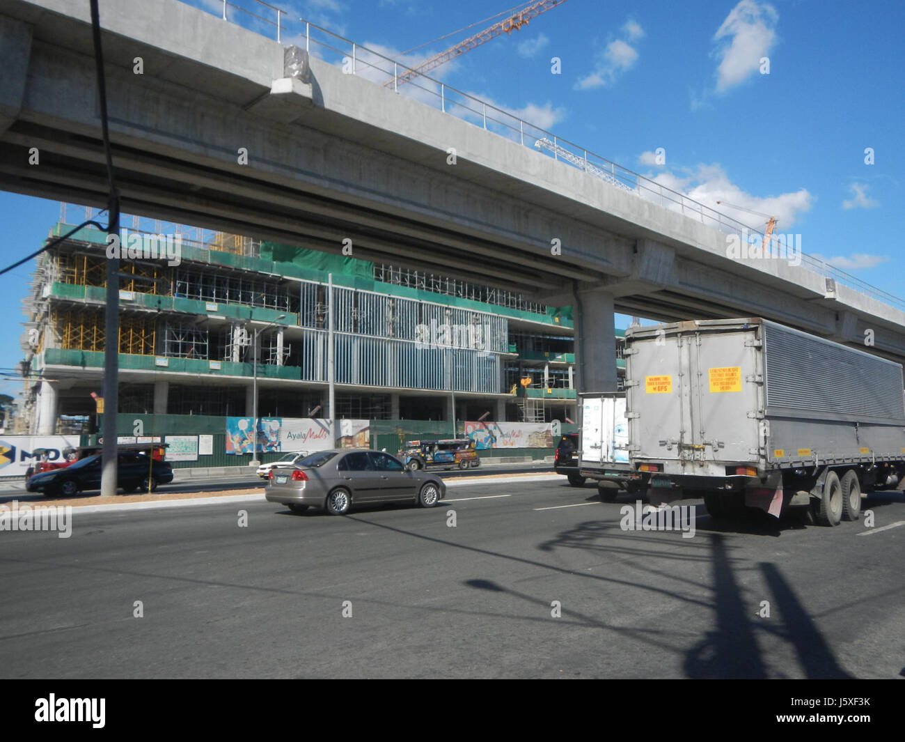 Construction scene of Manila's MRT Line 3, showing work between ...