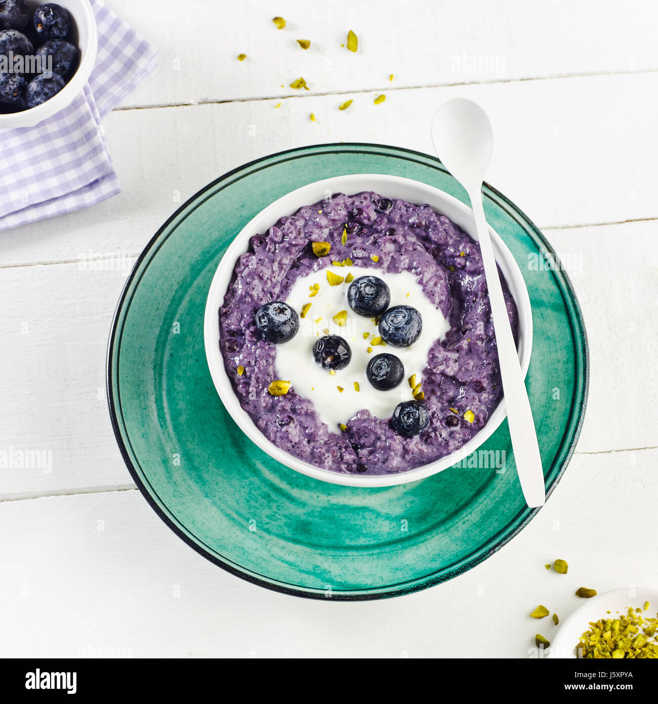 Porridge pan hi-res stock photography and images - Alamy