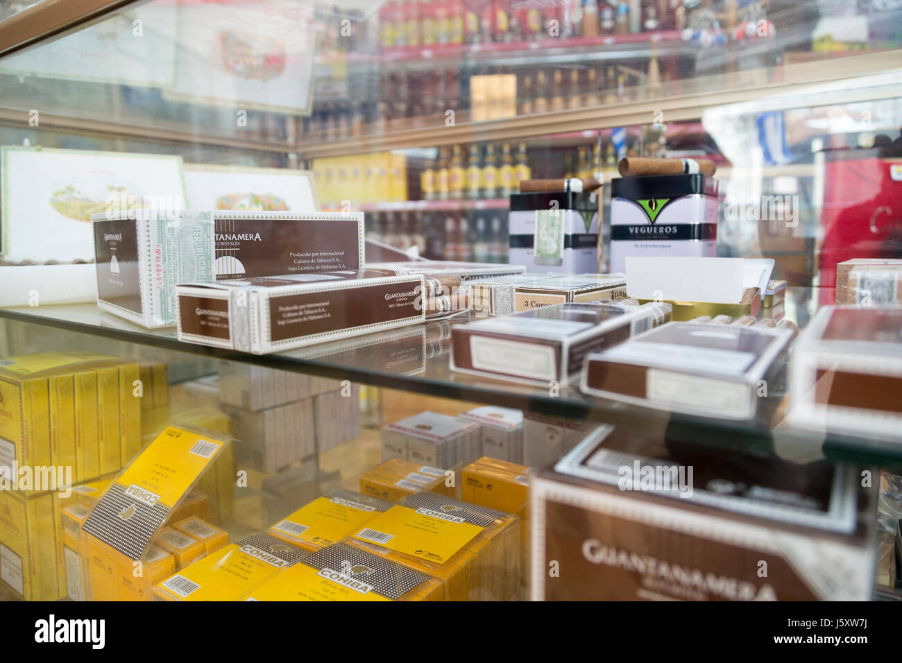 Cigar shop, Havana, Cuba Stock Photo - Alamy