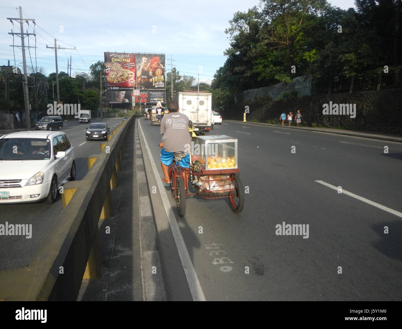 Traffic intersection city manila hi-res stock photography and images ...