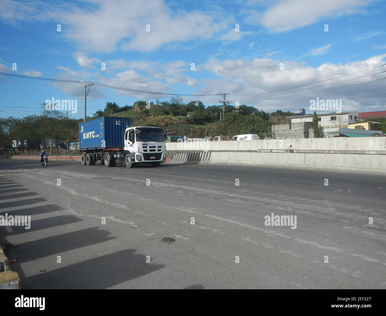 This image shows the R-33 Bridge over the Estero de Vitas in the Tondo ...
