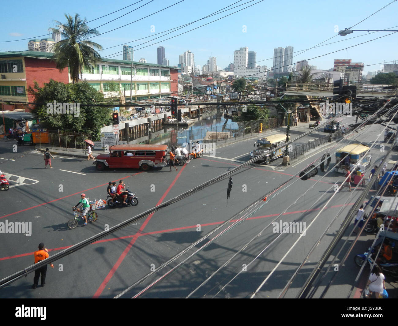 This title describes the pedestrian footbridge located in the Tondo ...