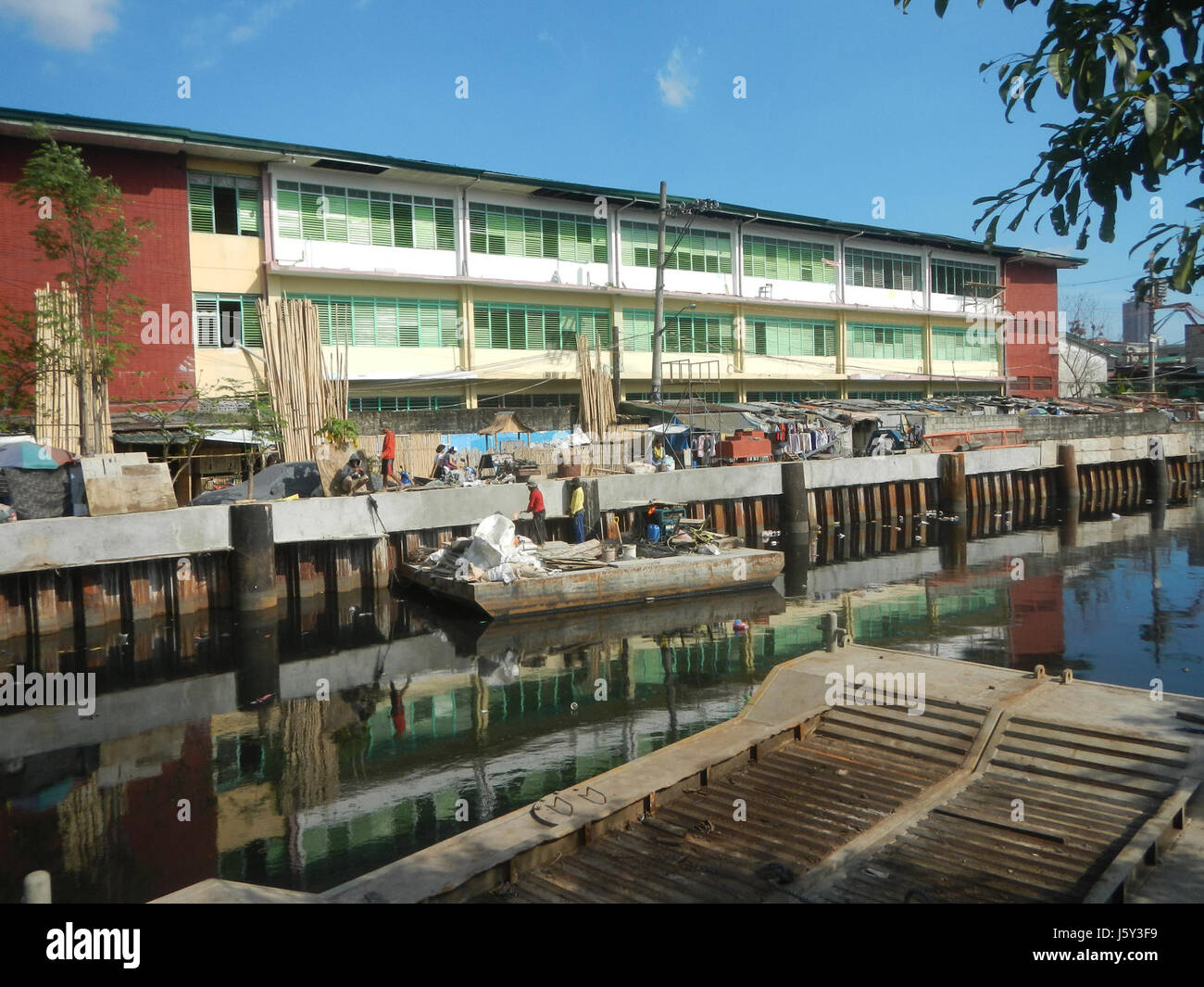 A pedestrian footbridge in Manila, connecting areas such as Tayuman ...