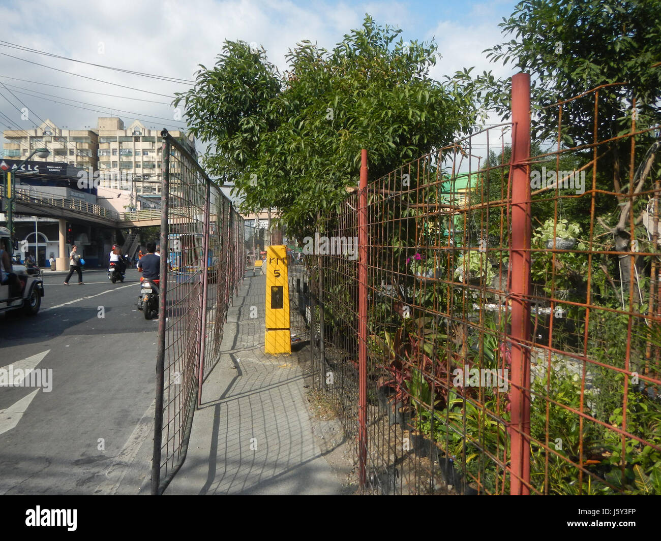 This image depicts the pedestrian footbridge connecting Tayuman, Juan ...