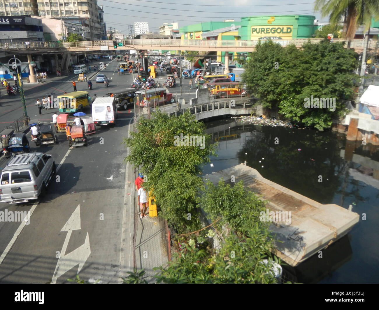 This image shows the pedestrian footbridge connecting the Tayuman and ...