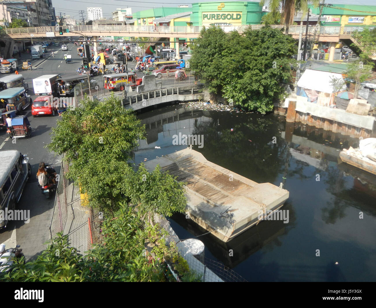 The pedestrian footbridge near Tayuman and Juan Luna bridges in Manila ...