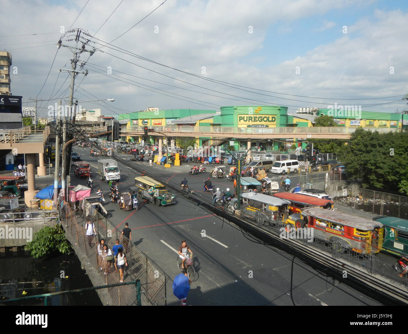 The pedestrian footbridge linking Tayuman, Juan Luna Bridge, and Estero ...