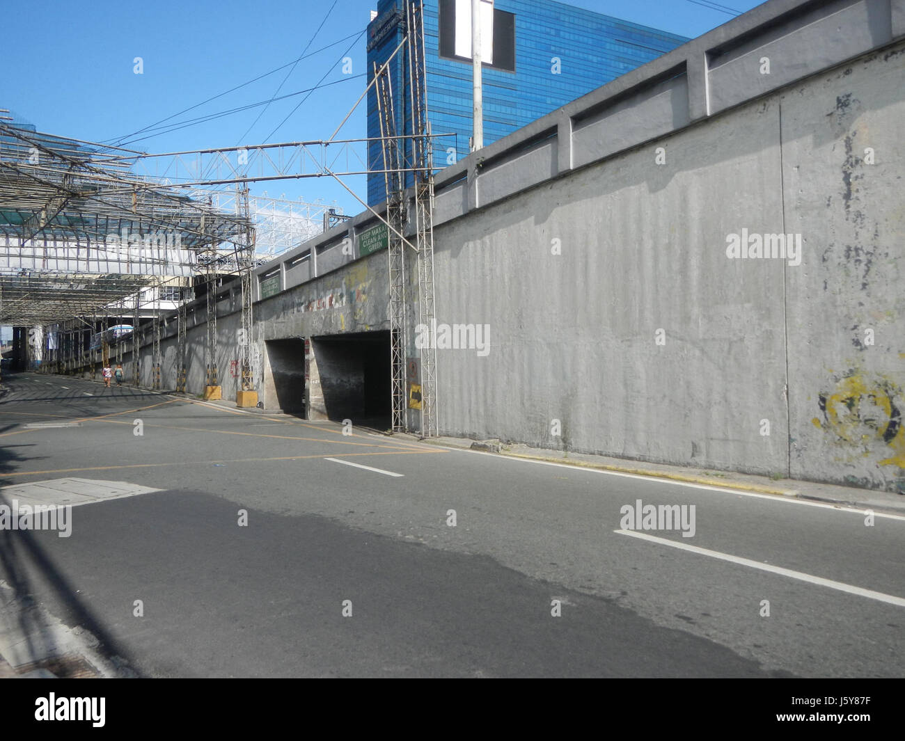 The Magallanes Interchange connects San Lorenzo, Chino Roces Avenue ...