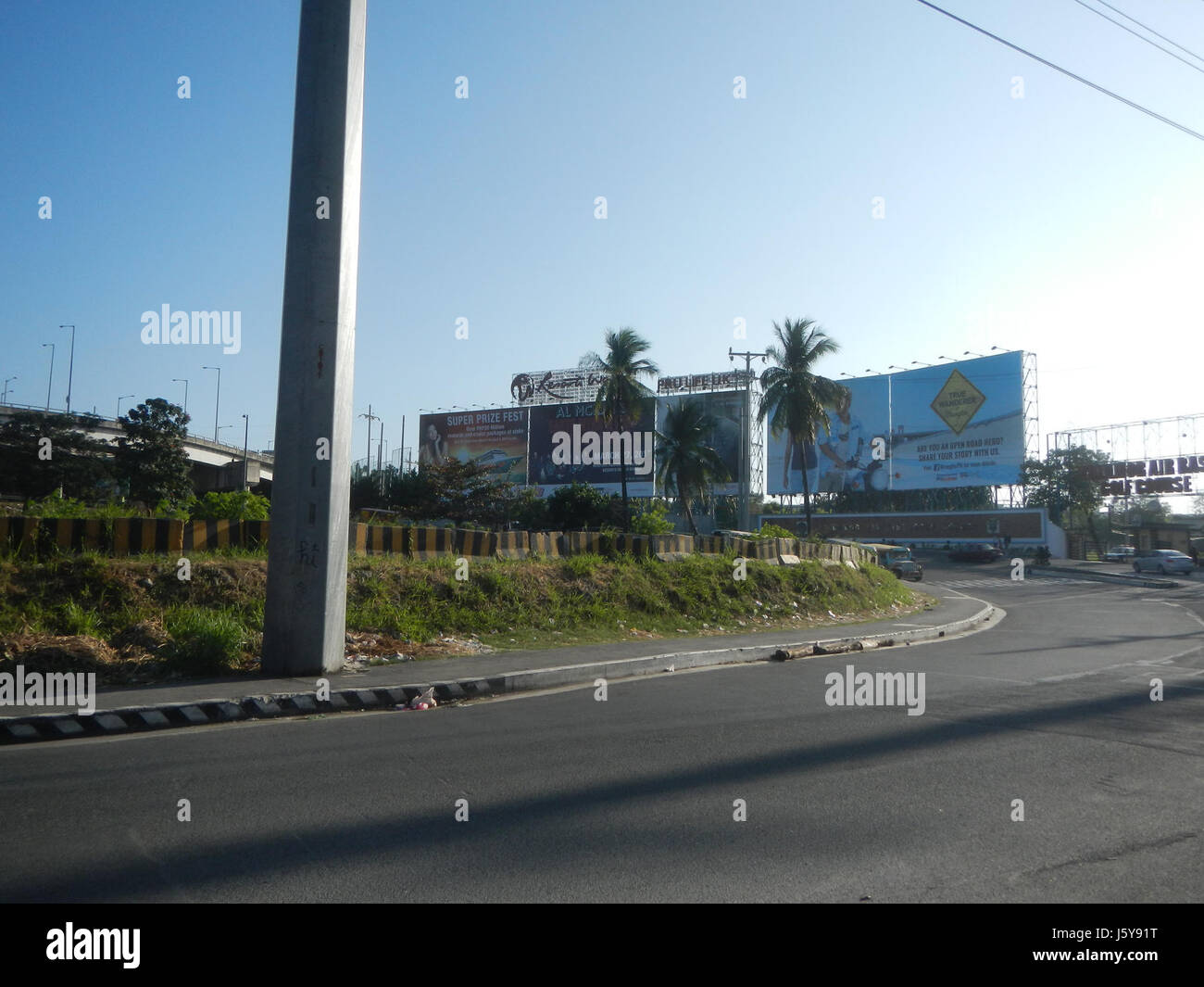 The Sales Interchange connects the South Luzon Expressway and the Metro ...