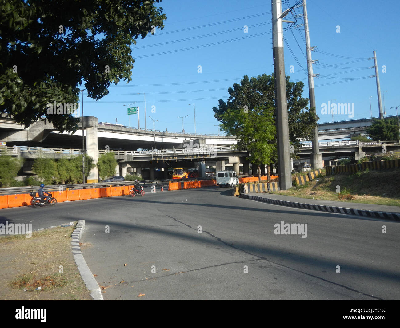 The Sales Interchange connects the South Luzon Expressway and Metro ...
